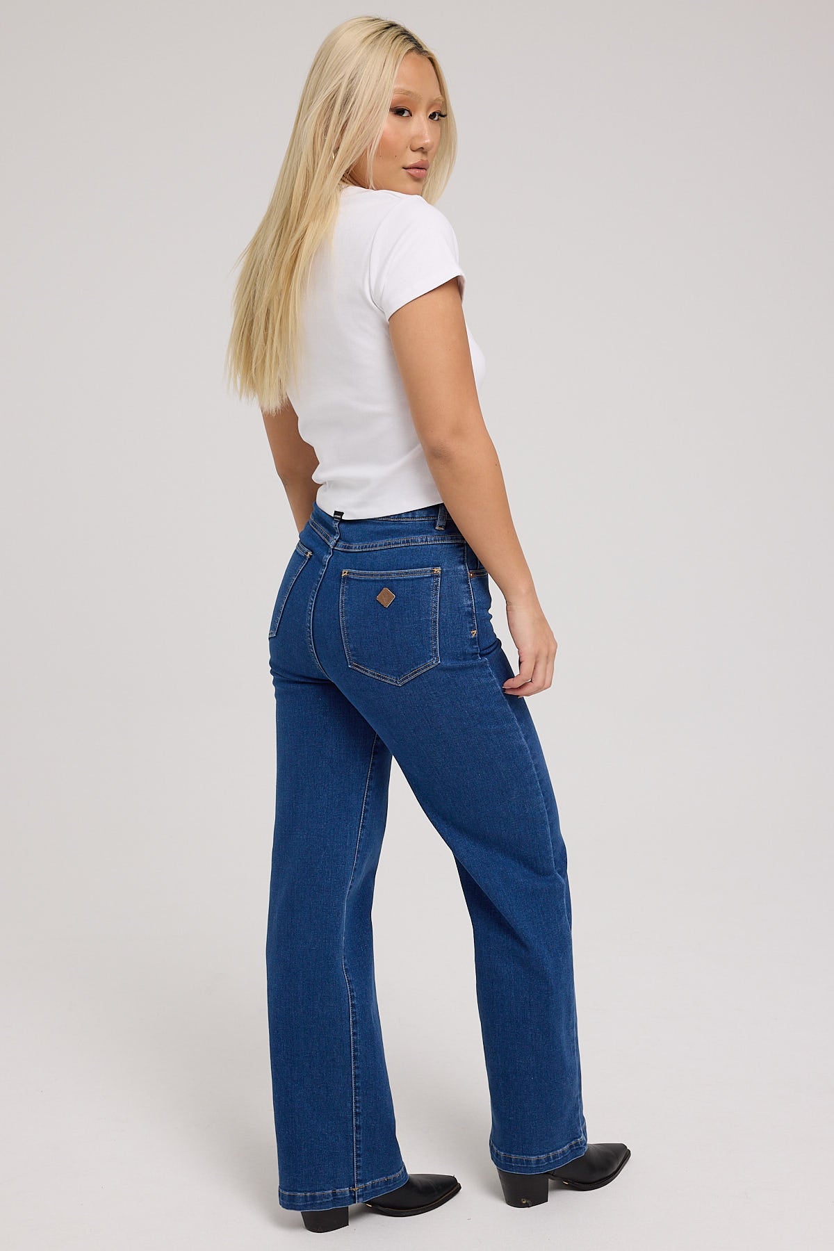Women's High Waisted Jeans | Straight Leg, Baggy, Mum – Universal Store